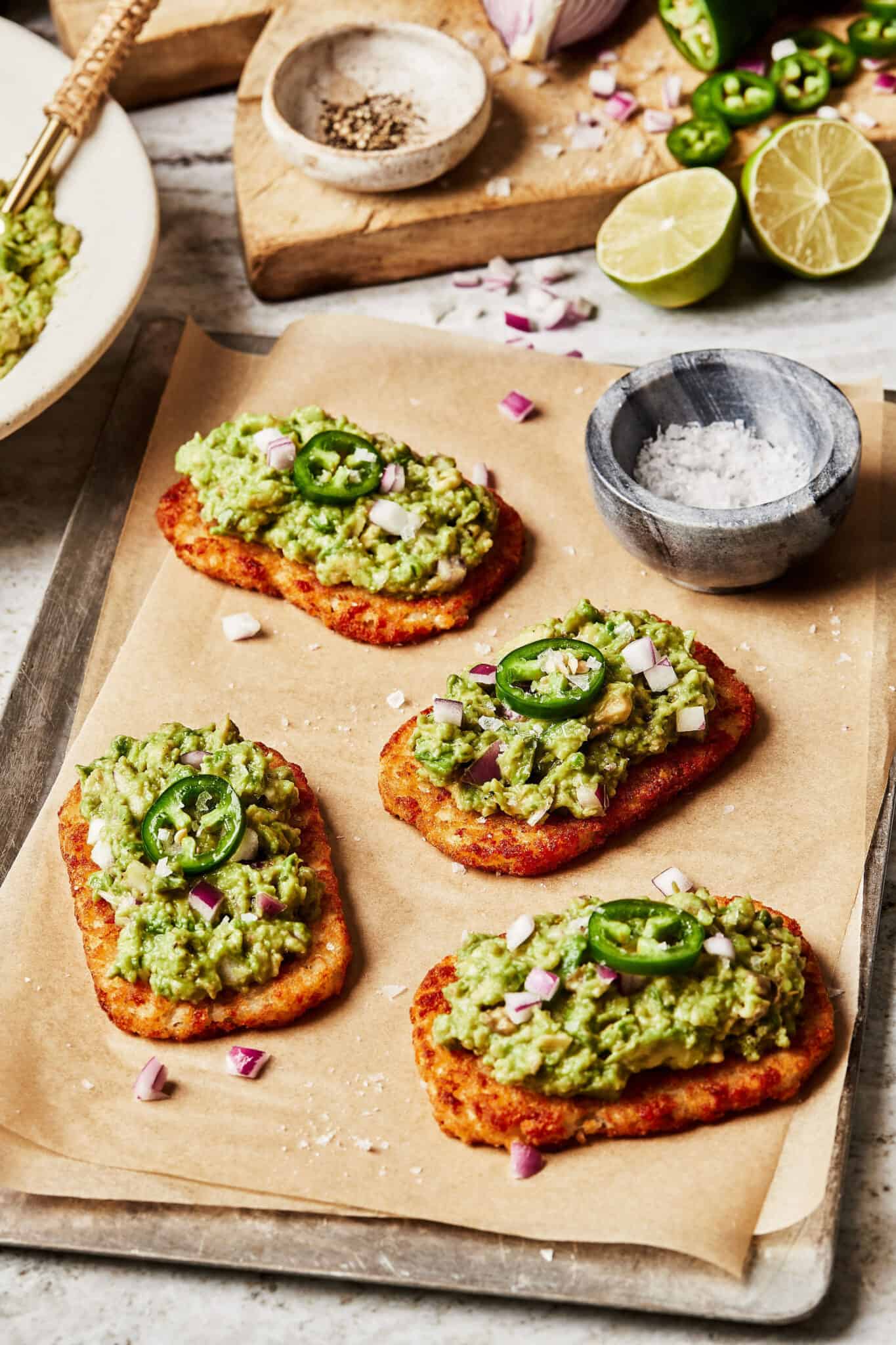Spicy Smashed Avocado Hash Brown Toasts - Kalejunkie