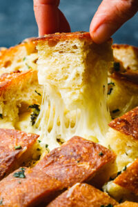 Cheesy Pull-Apart Garlic Bread - Kalejunkie