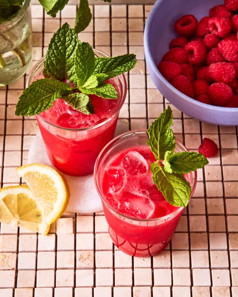 5 Minute Healthy Raspberry Lemonade Refresher - Kalejunkie