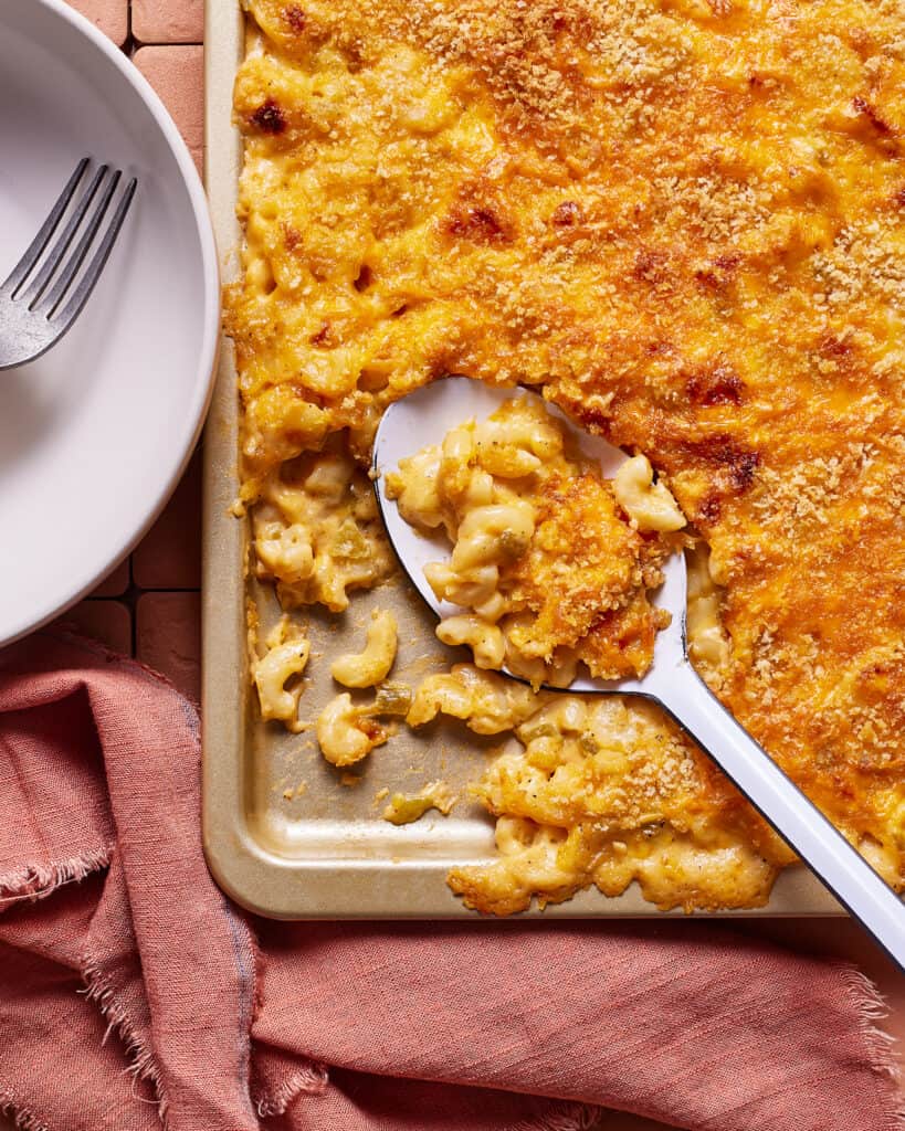 Crispy Sheet Pan Chili Mac n Cheese - Kalejunkie