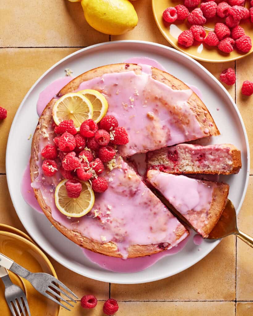 Smashed Raspberry Lemon Cake - Kalejunkie